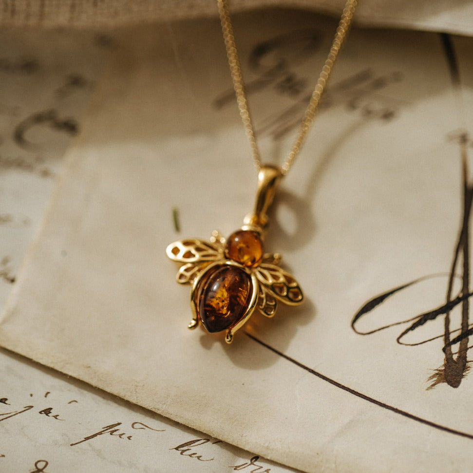 AMBER BEE NECKLACE – FLEURISCOEUR